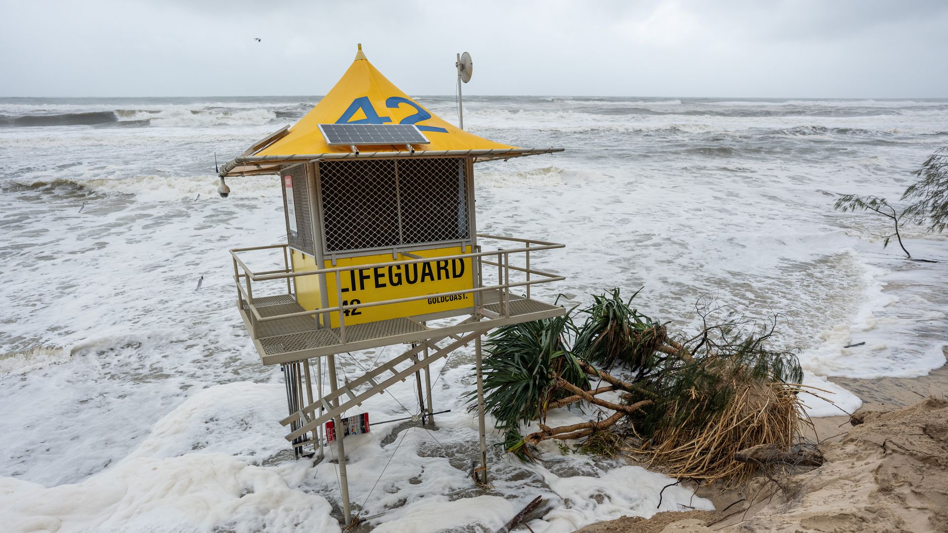 Cyclone Alfred nears Queensland, Australia: Thousands without power