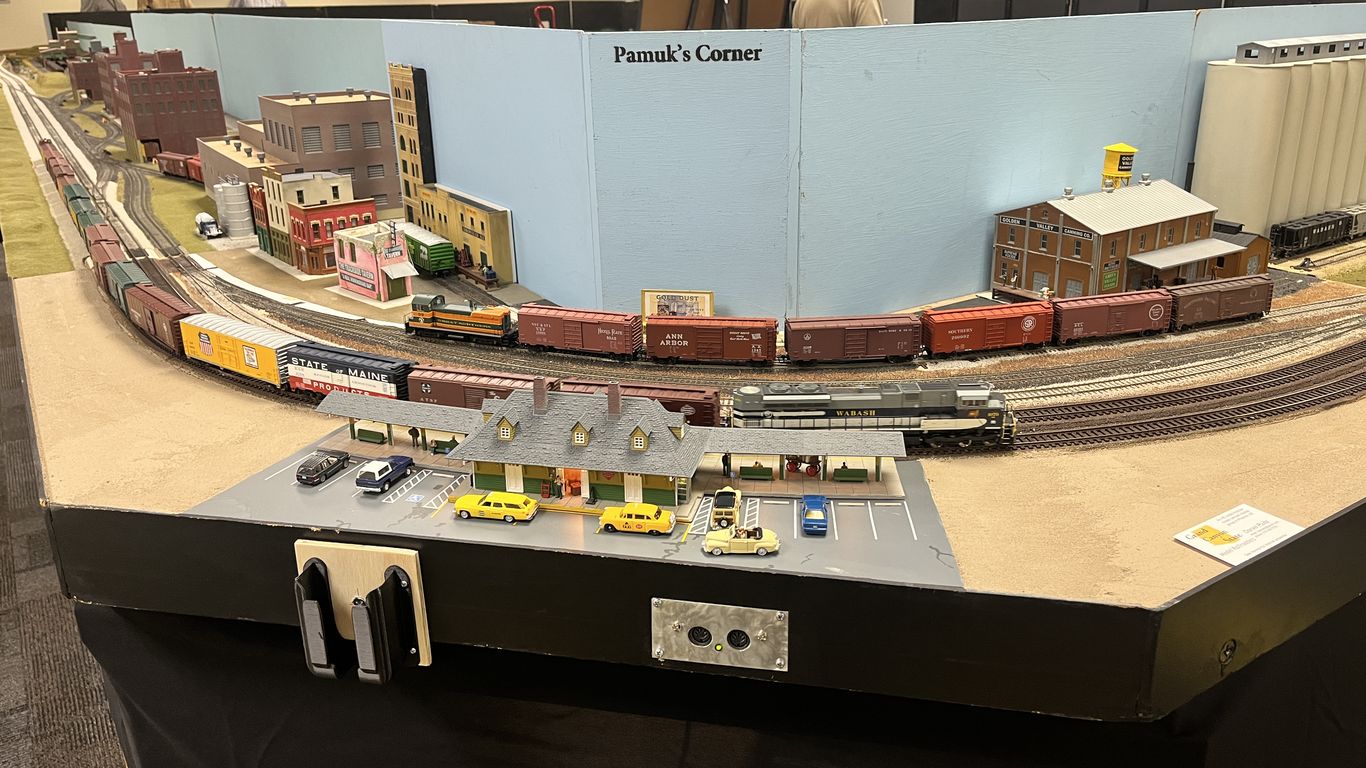 📸 Pic du jour: Model trains roll into Mesa - Axios Phoenix