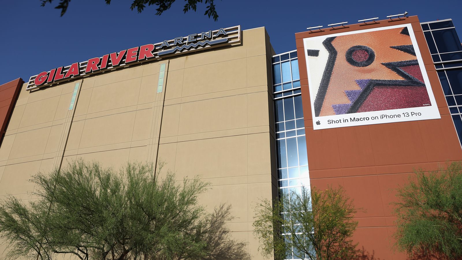 Glendale officials bring guests to city-owned Desert Diamond Arena ...