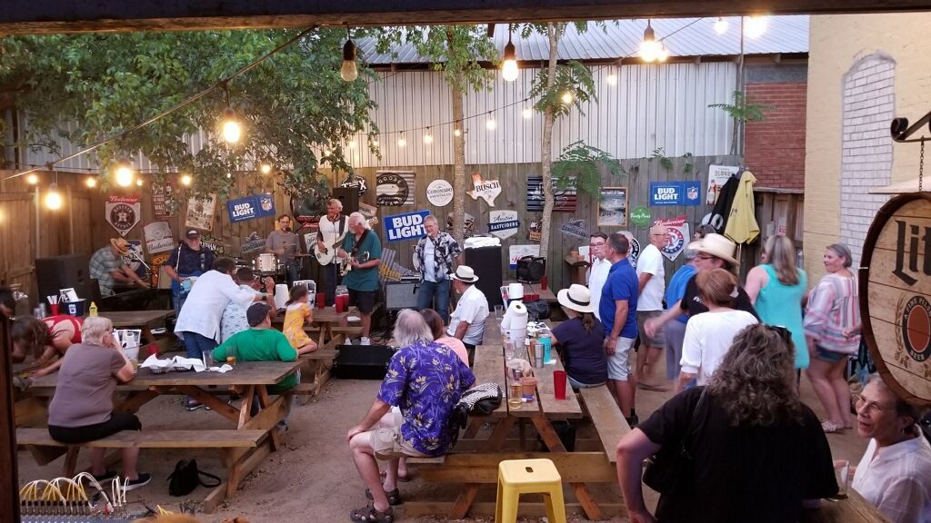 Load Off Fanny's owner finds a home in Lockhart - Axios Austin