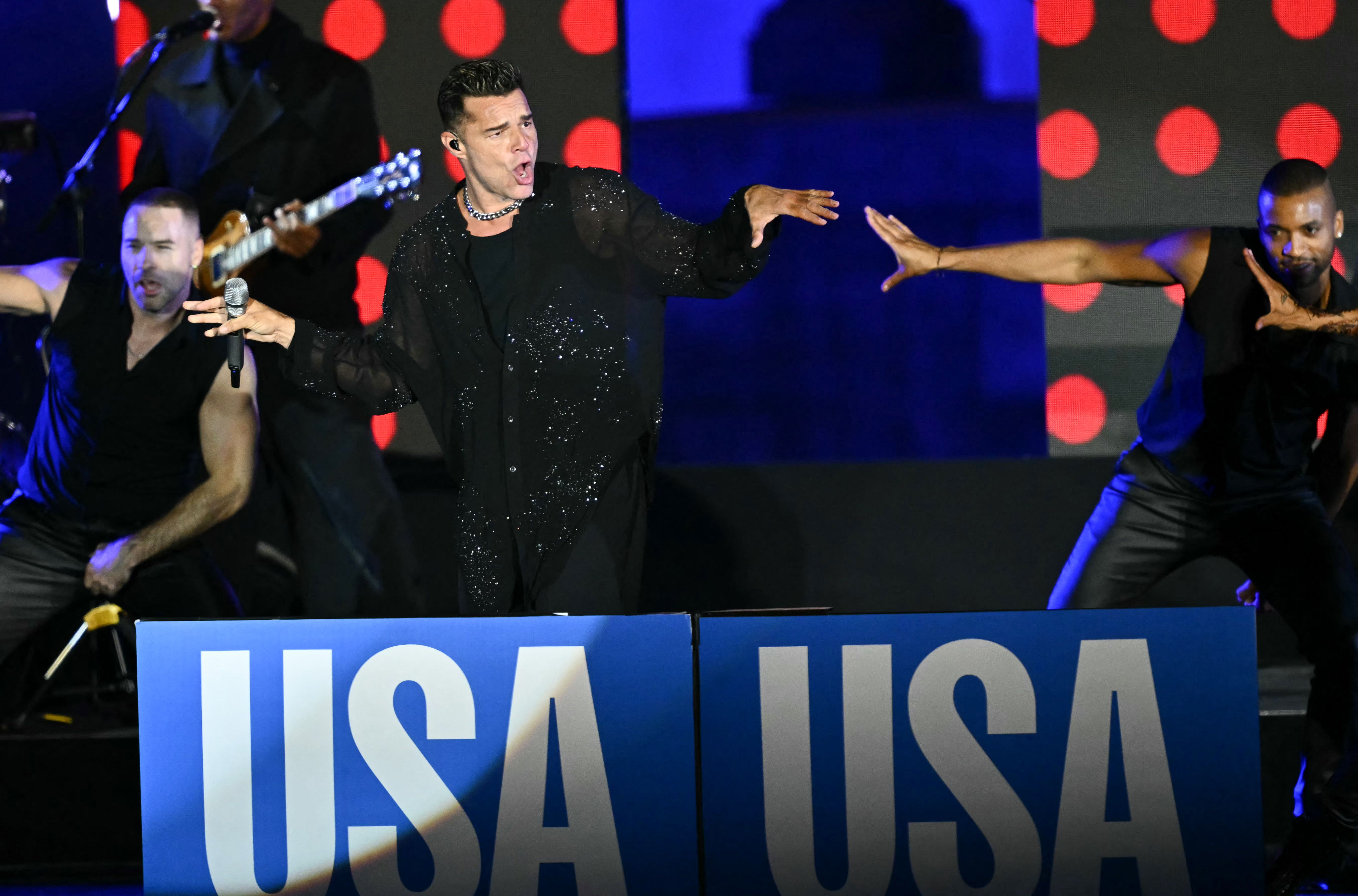 Kamala Harris Philadelphia rally draws big crowds, celebs on Election ...