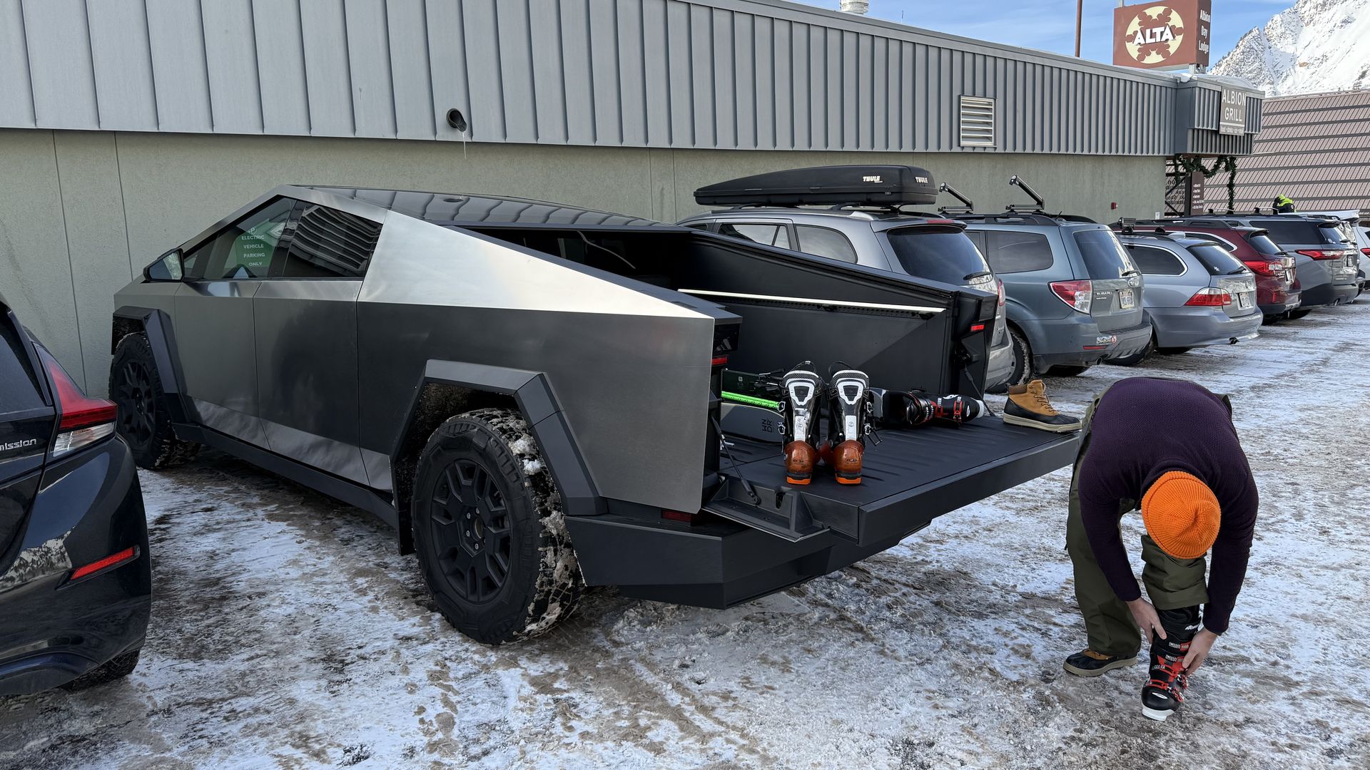 Wheels: 🛞 Tesla Cybertruck