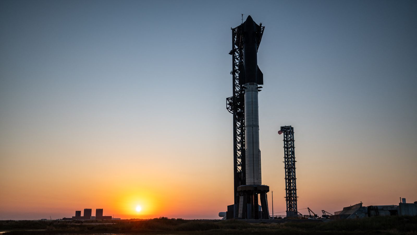 SpaceX Starship: Fifth test flight completes "chopstick" landing