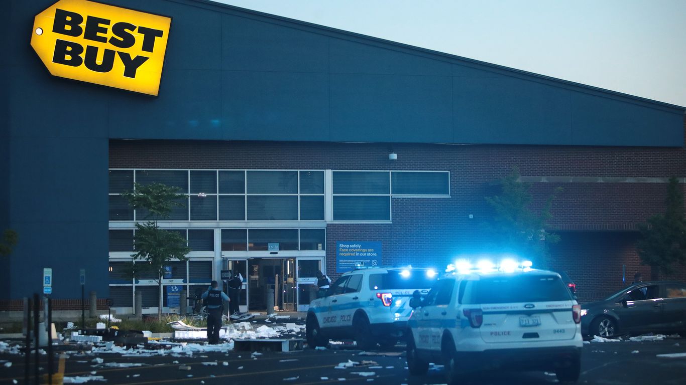 Downtown Chicago hit by widespread looting after police shooting