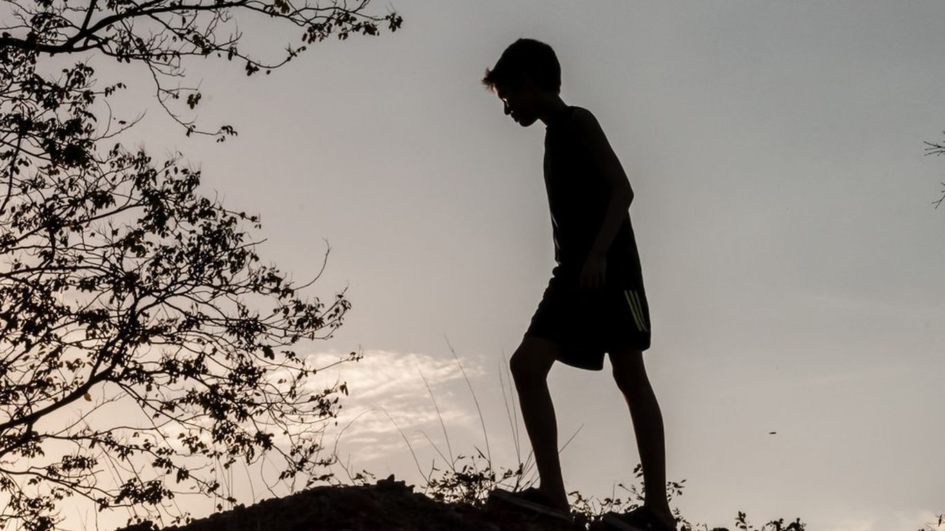 When walking, the brain leads the body by one step