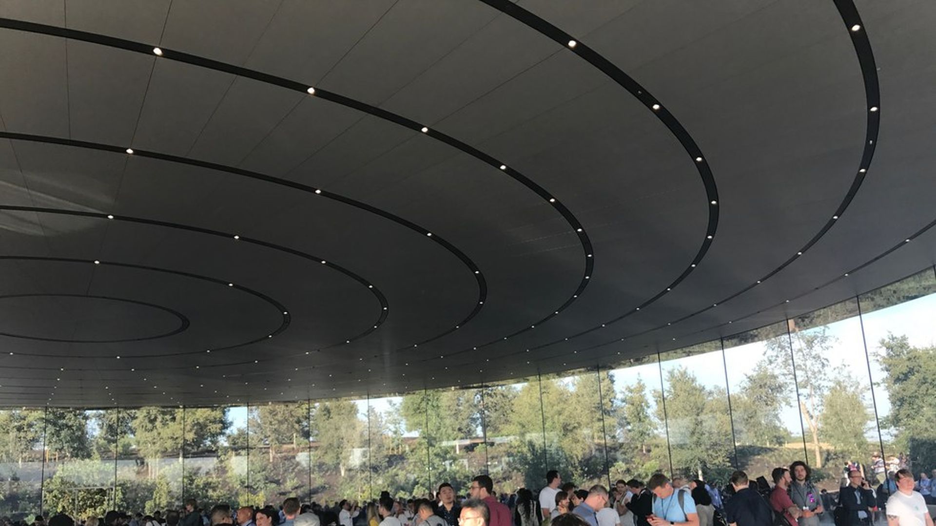 A quick look at Apple's new "spaceship" campus