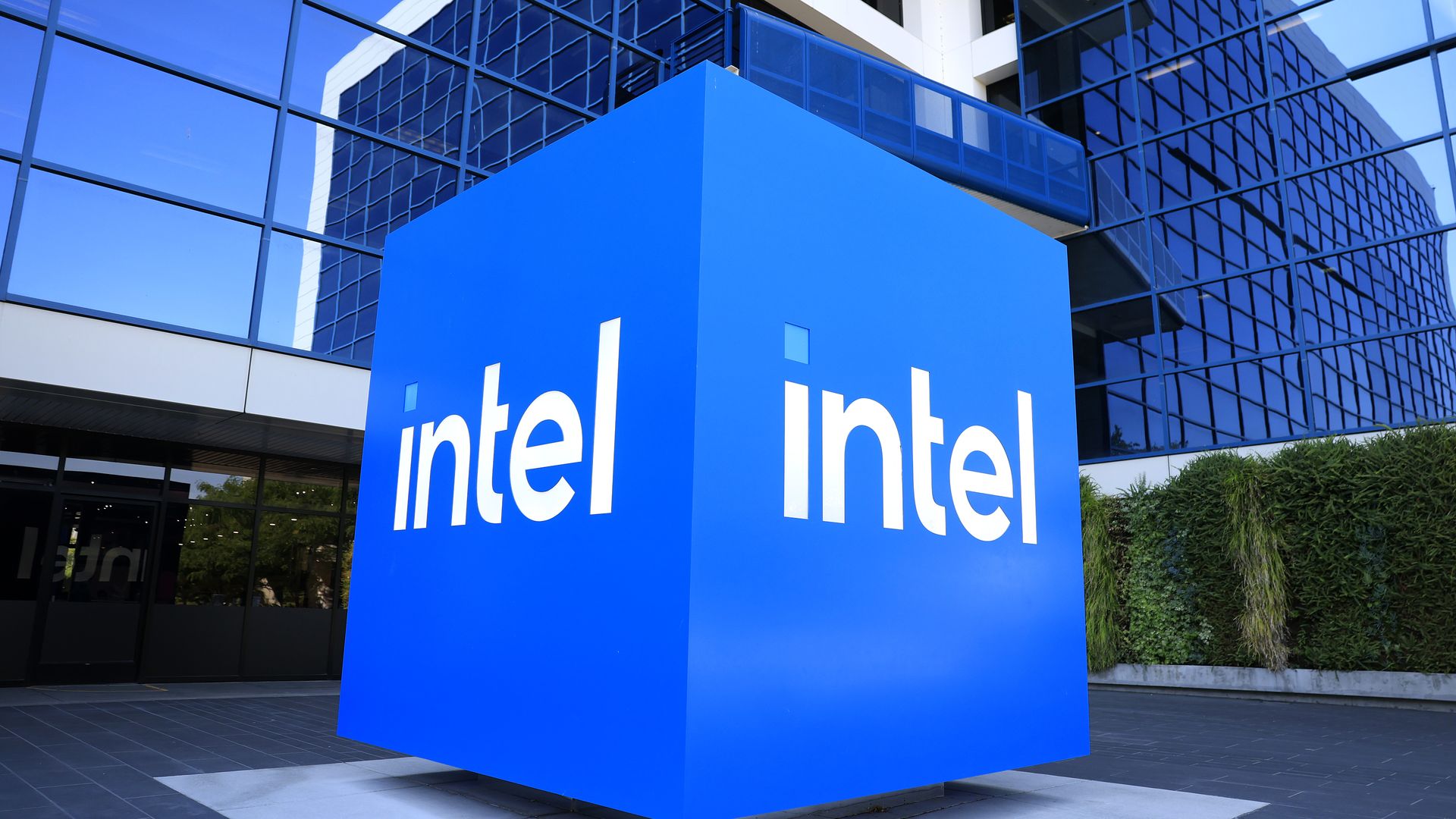 Trump admin pours cold water on its hot Intel deal