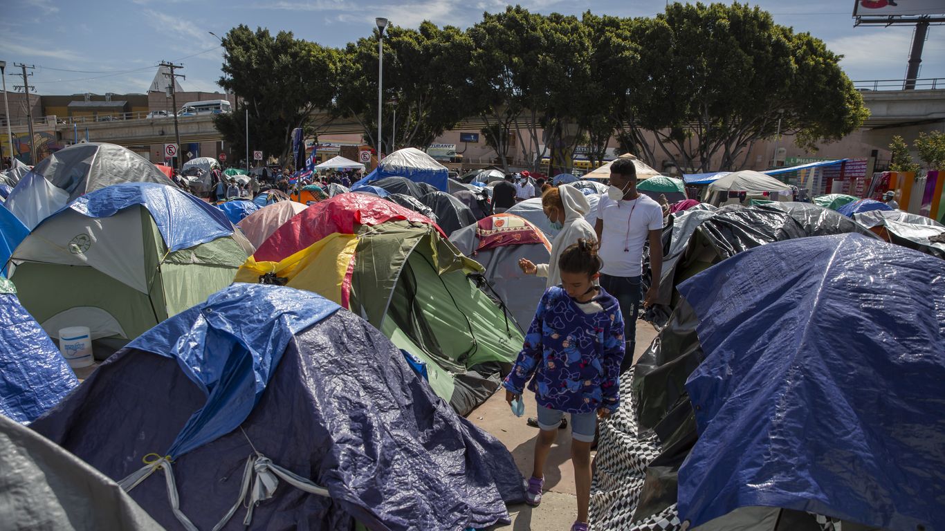 Nearly 1,000 kids held by border patrol for more than 10 days