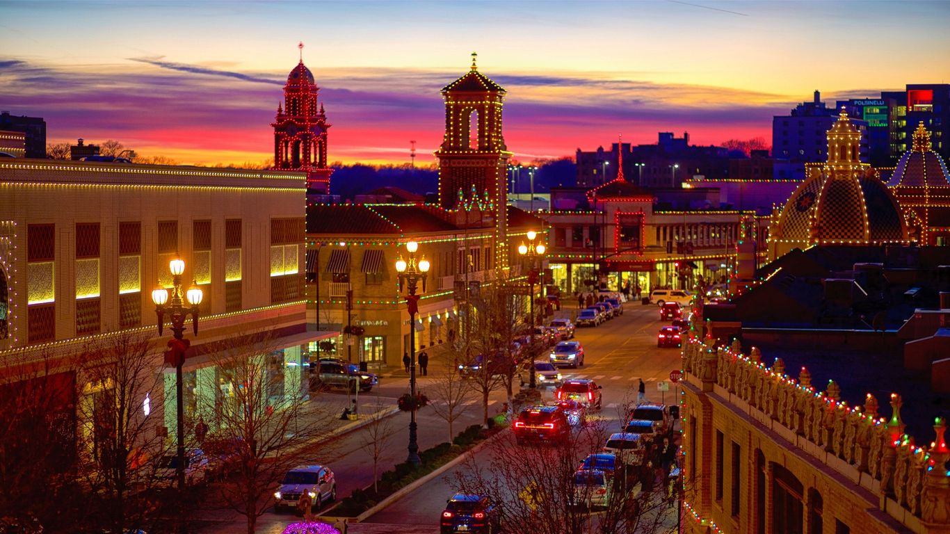 What to know for the Plaza lighting ceremony - Axios Kansas City