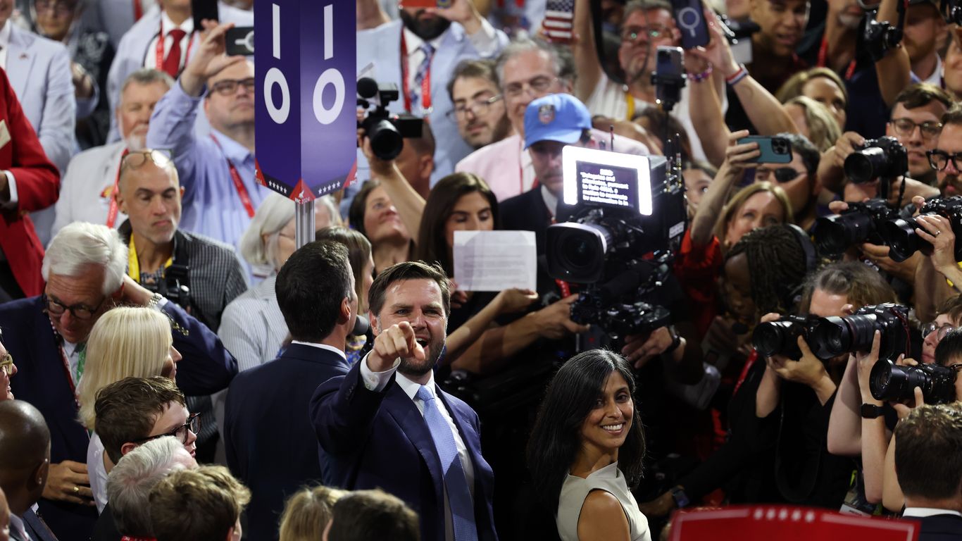 Pic du jour: Vance embraced at RNC