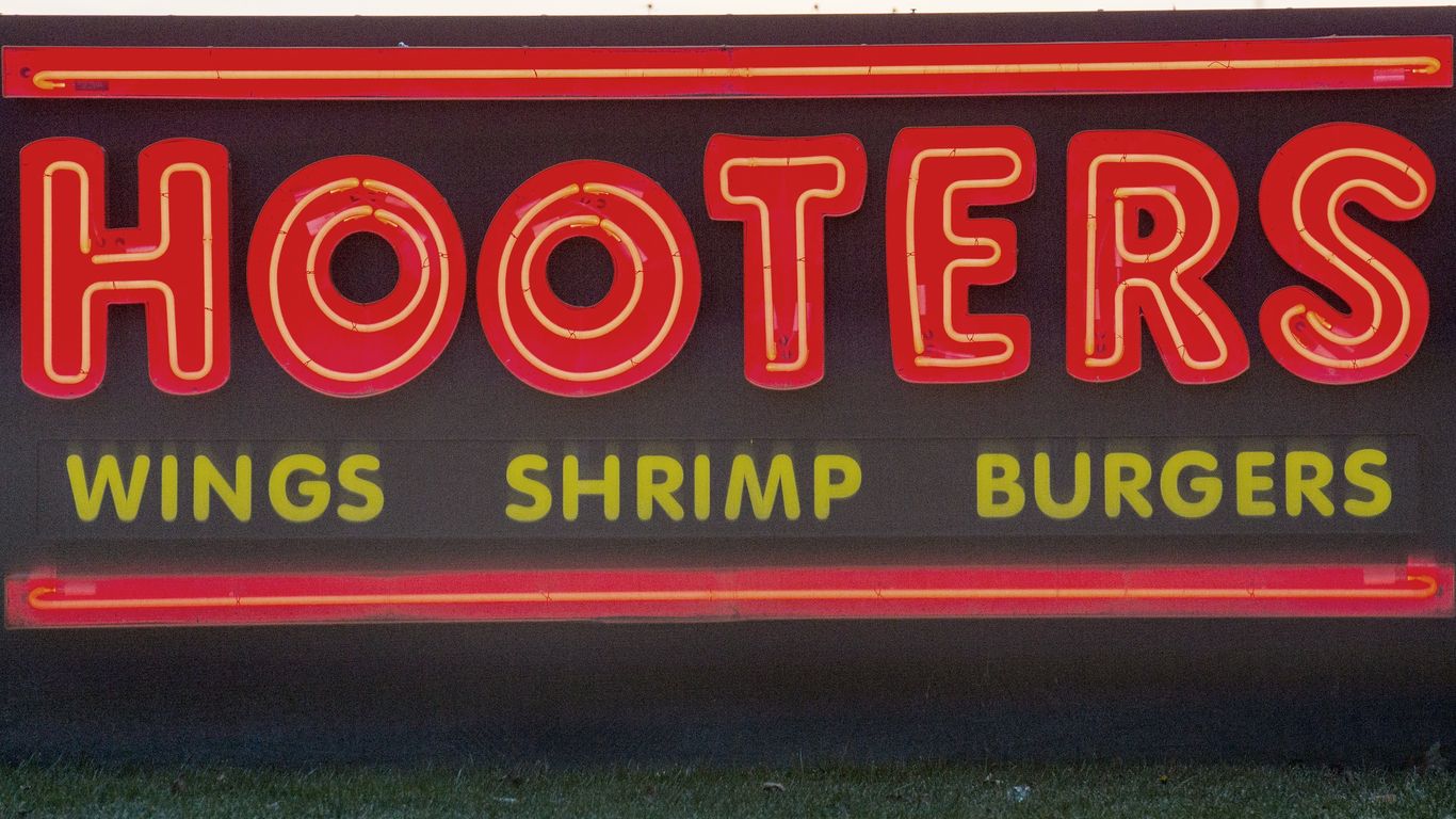 Hooters taps advisers