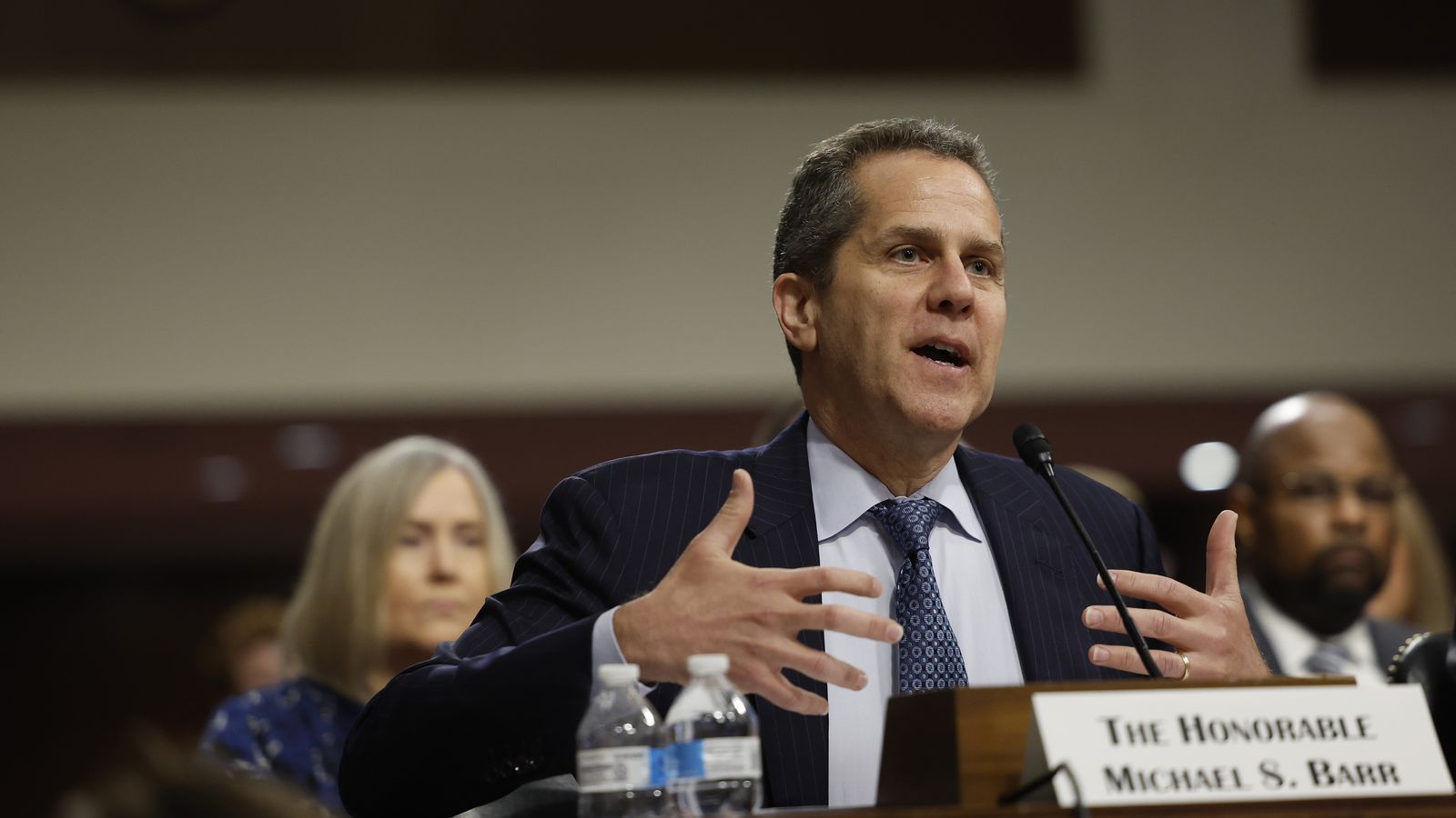 Top Fed official recommends tougher rules for large banks