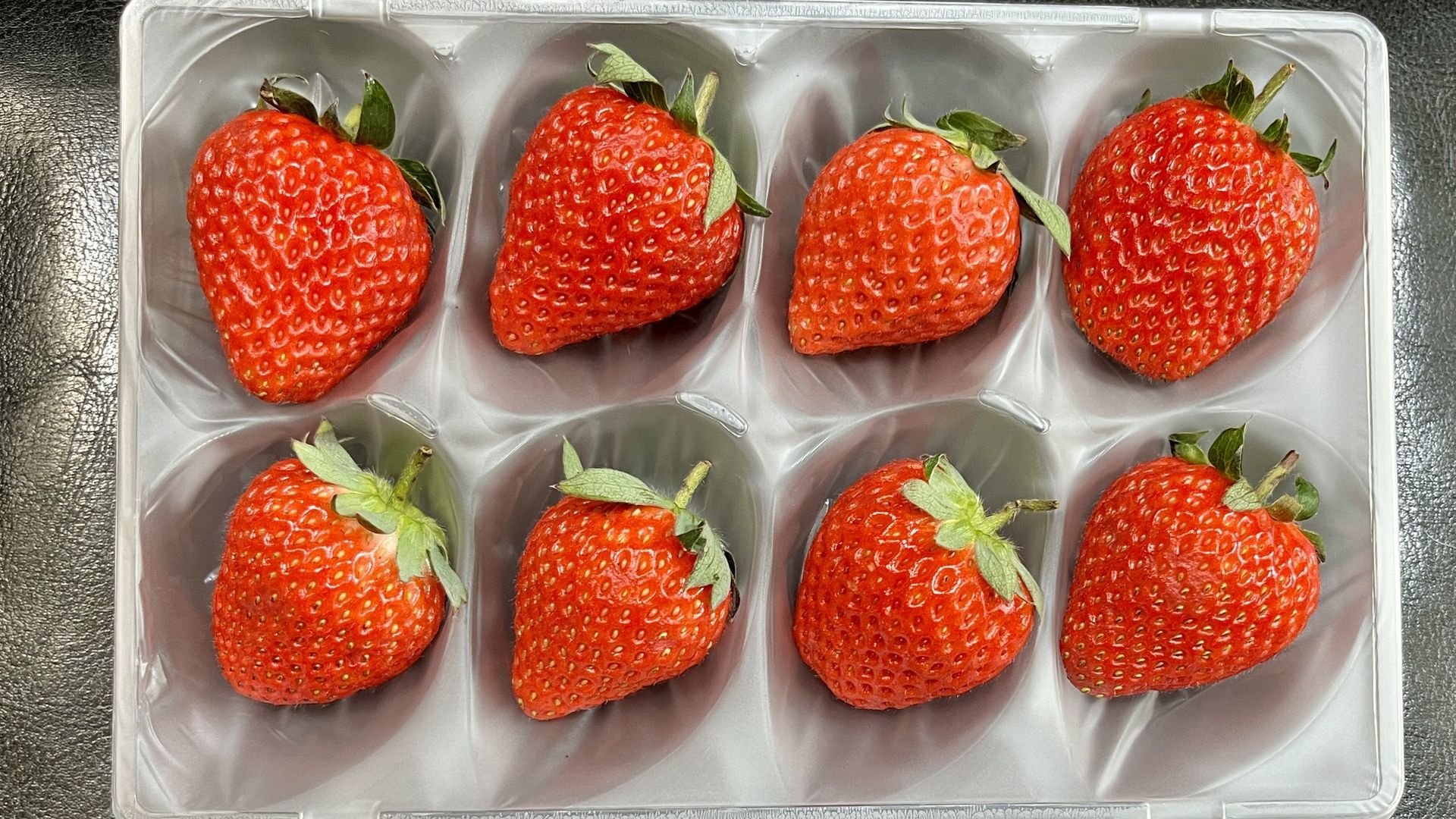 Oishii Japanese strawberries arrive in Chicago Whole Foods - Axios Chicago