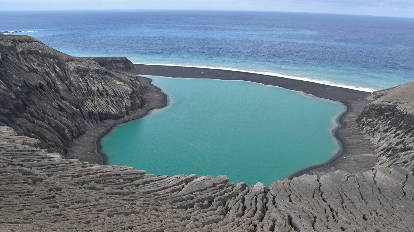 New volcanic island may tell us about Mars' past