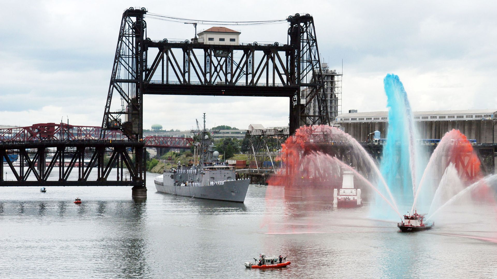 Portland's Steel Bridge is the only operational telescoping vertical ...