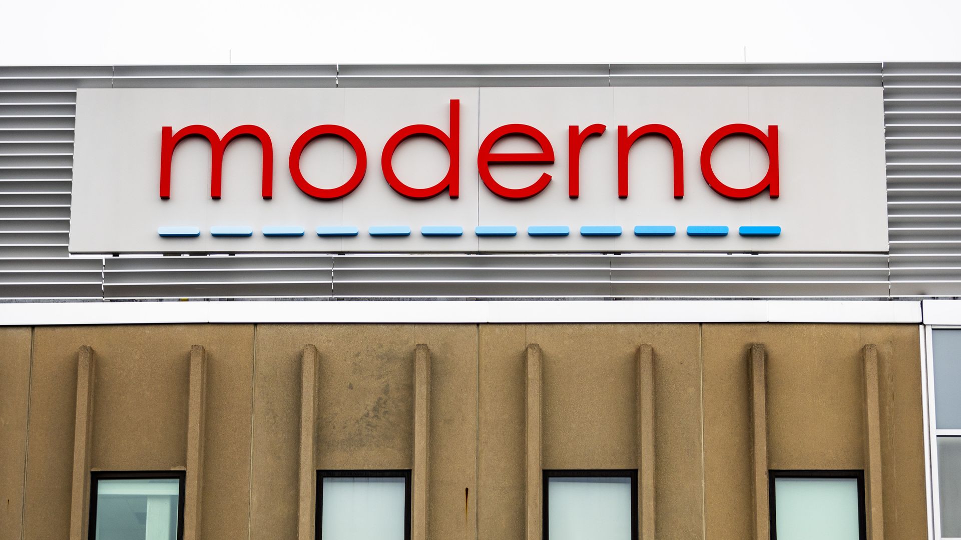 Trump team weighs pulling funding for Moderna's bird flu shot despite ...