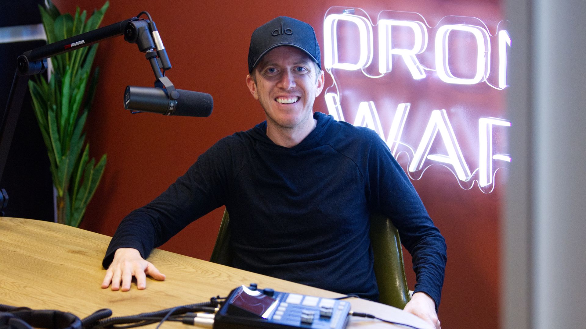 Steven Simoni: U.S. military needs more "smaller, cheaper" weapons