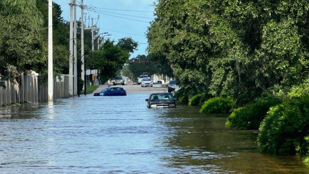 Tropical Storm Debby: Record rainfall floods Sarasota, Bradenton roads ...