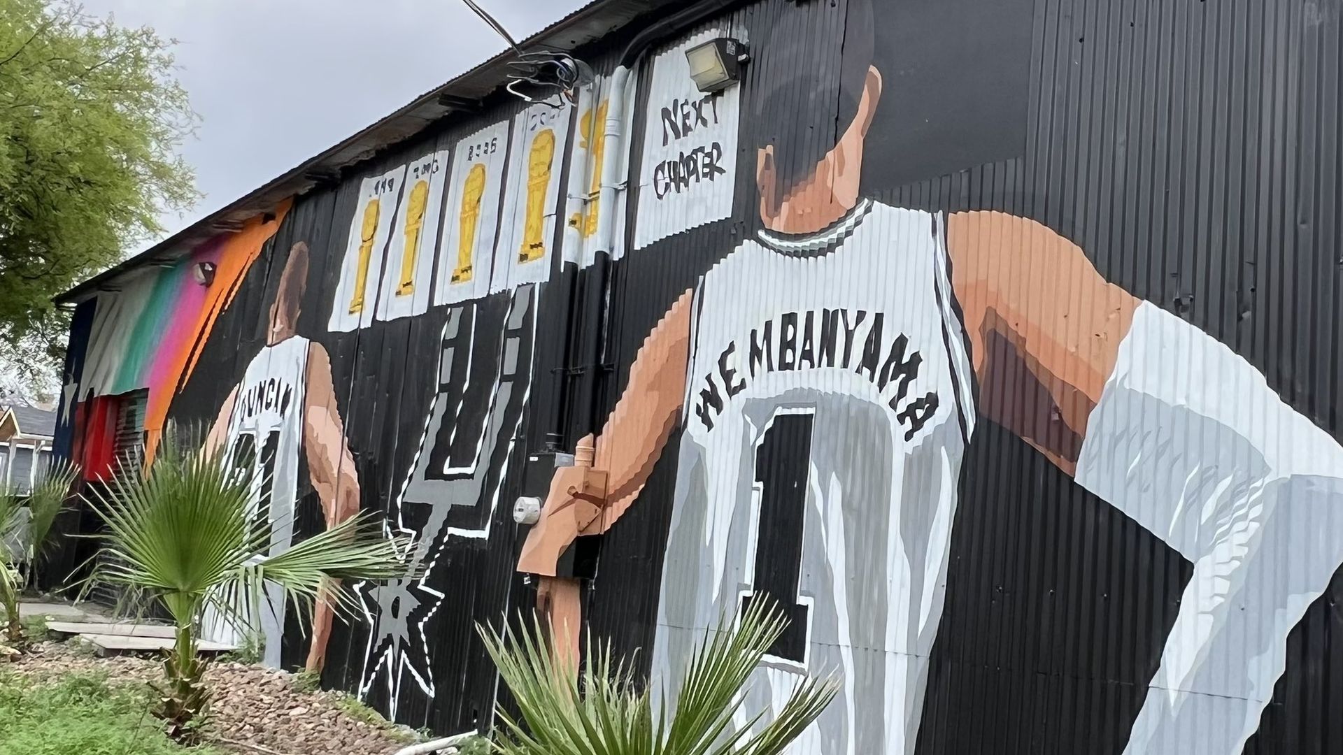 Spurs mural of Tim Duncan and Victor Wembanyama pops up in San Antonio - Axios San Antonio