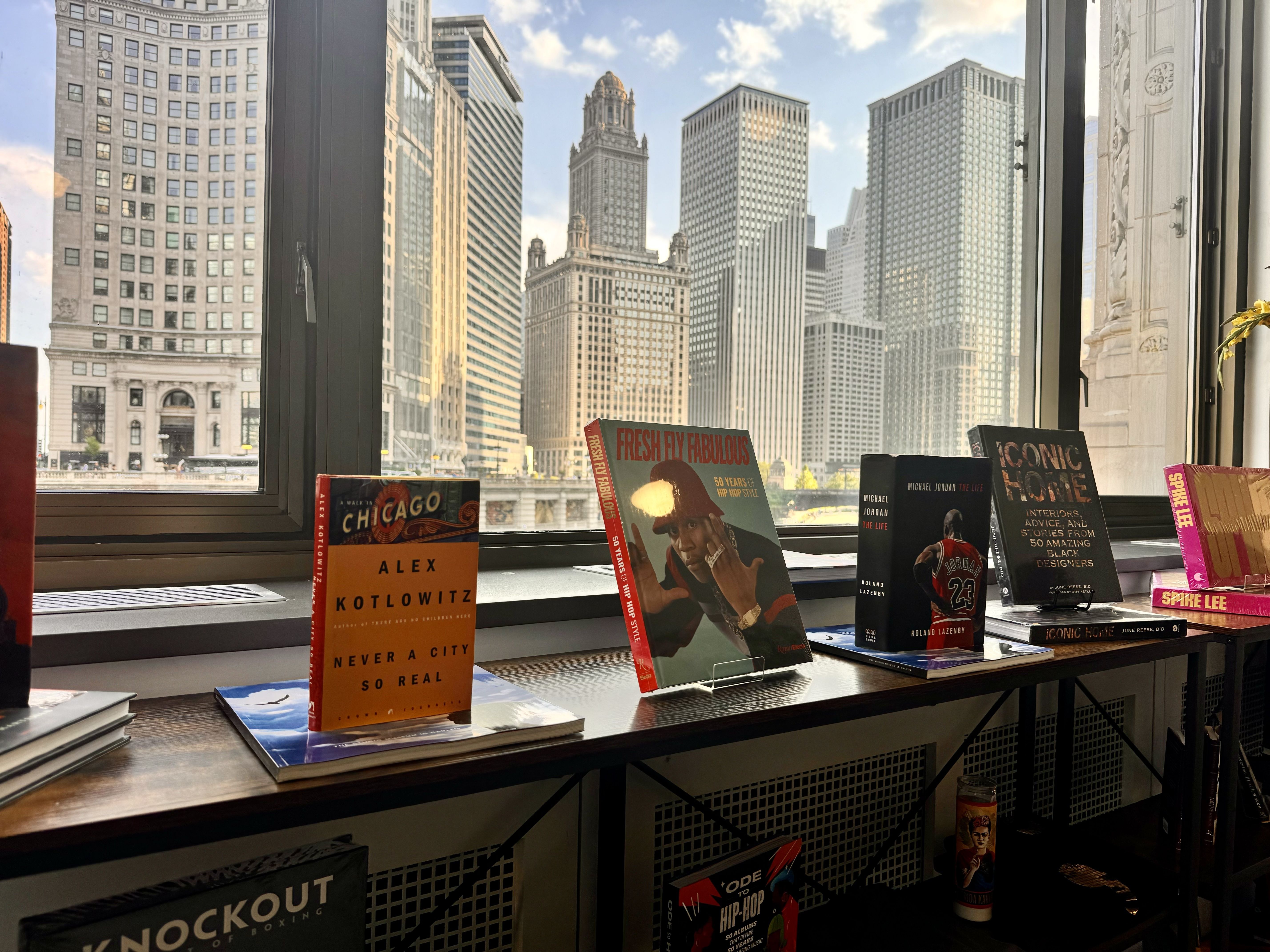 Chicago bookstore Semicolon opens on the "Magnificent Mile" - Axios Chicago