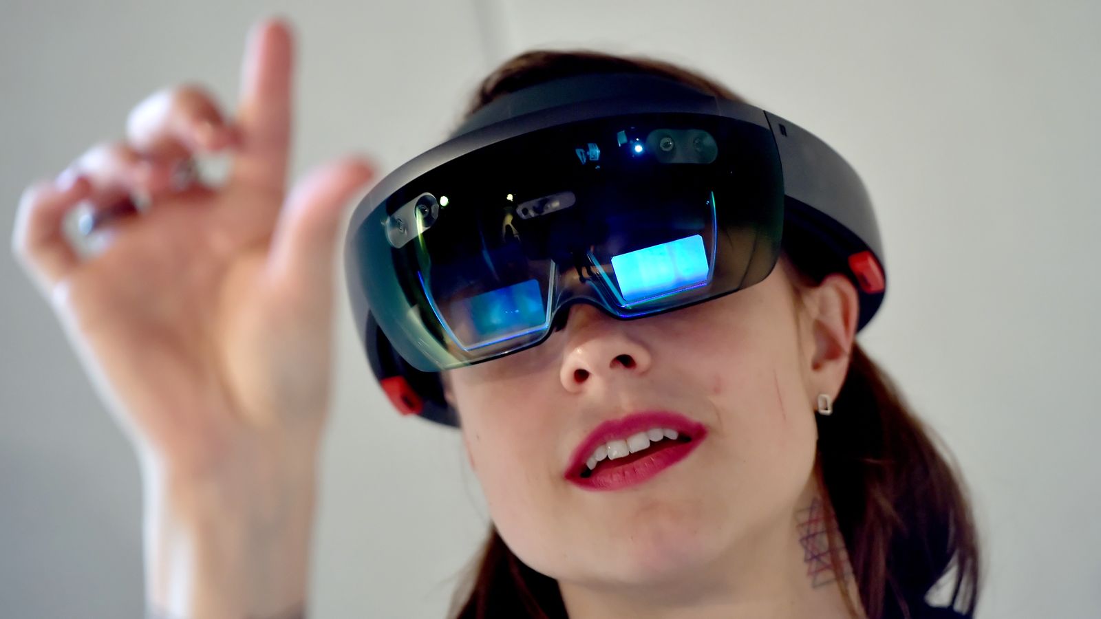 Microsoft wins $480 million deal to supply HoloLens to U.S. Army