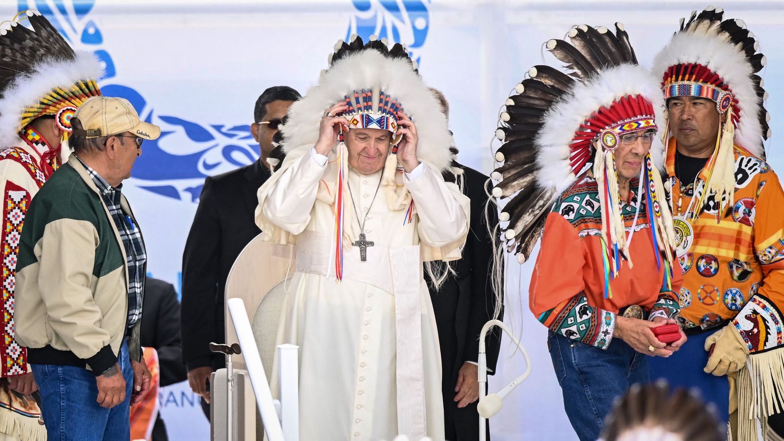 Pope's Canada headdress raises Indigenous groups' ire