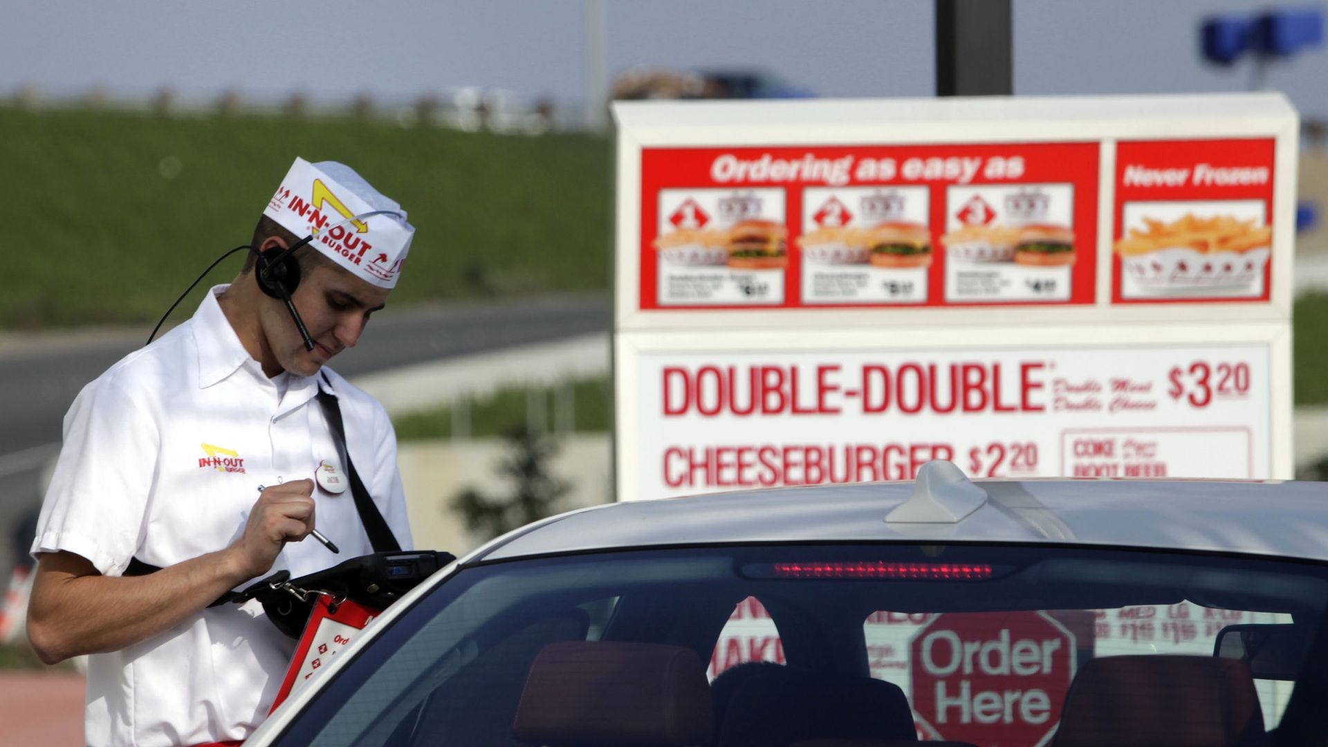 Study: California's $20 fast-food minimum wage improves pay at small ...