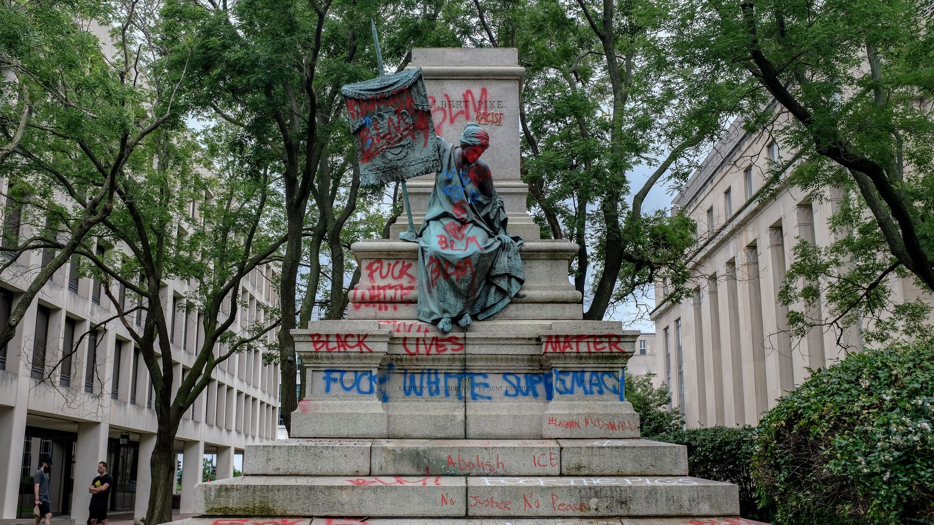 Trump's "restoring truth" order could return toppled Confederate monuments