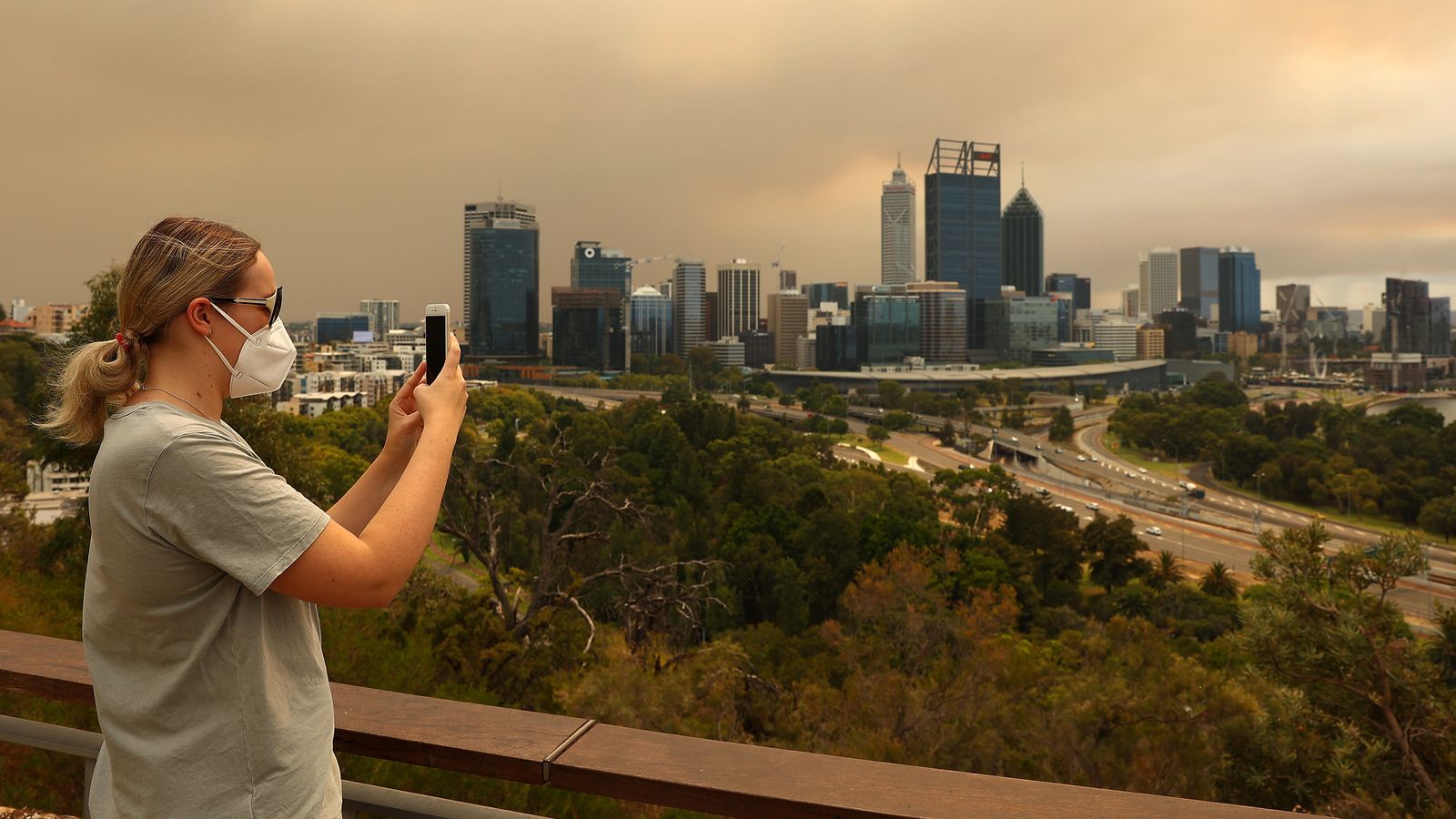 Perth bushfire: Homes burn as West Australian city on lockdown