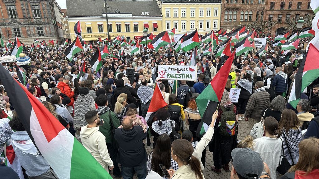 Israel advances to Eurovision final despite protests over its participation