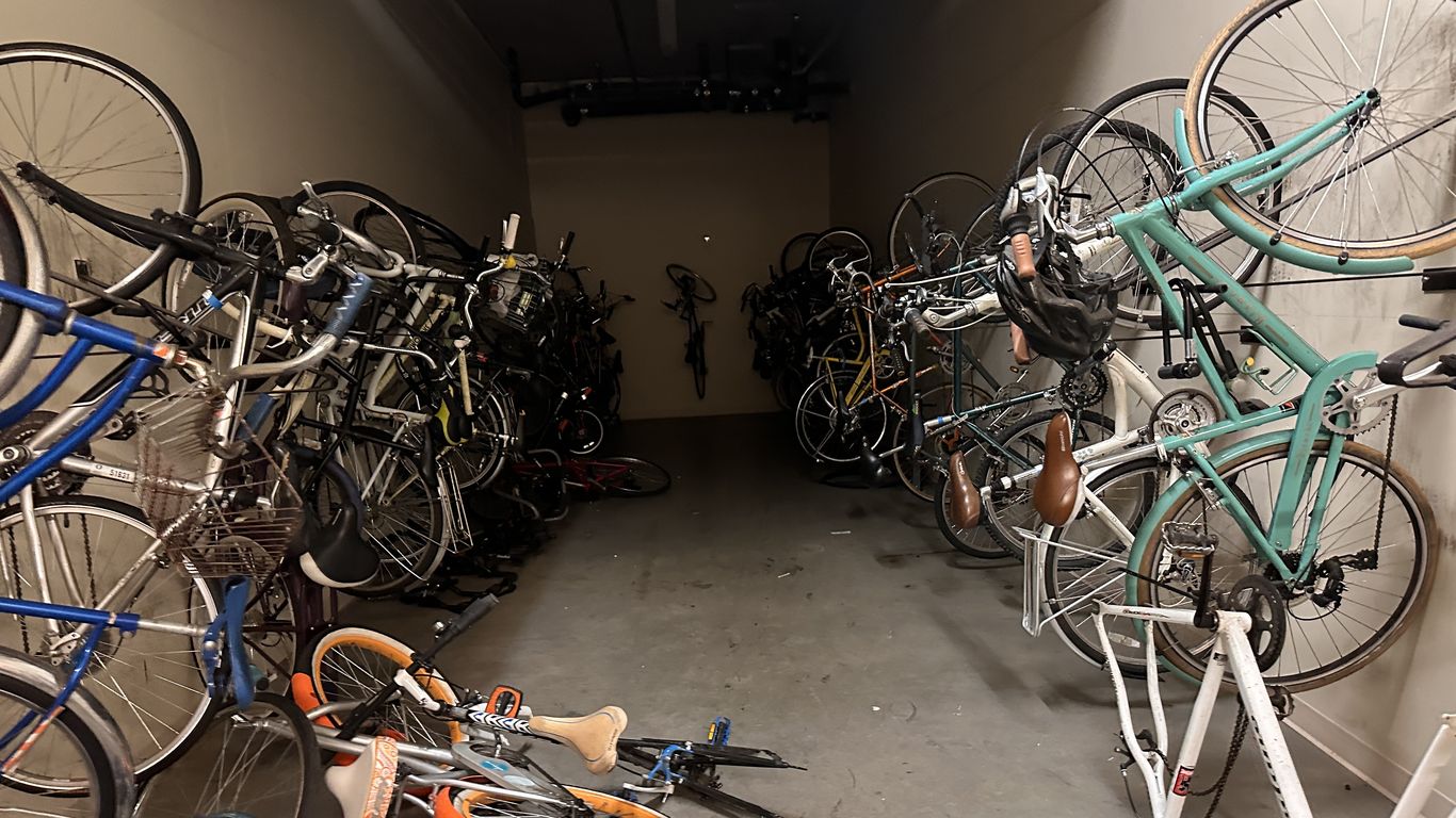 Amateur sleuth uncovers massive stolen bike network - Axios Portland