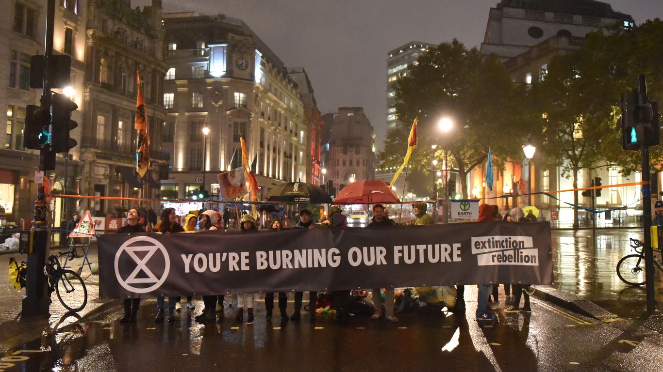 "Extinction Rebellion" climate activists block roads in major cities ...