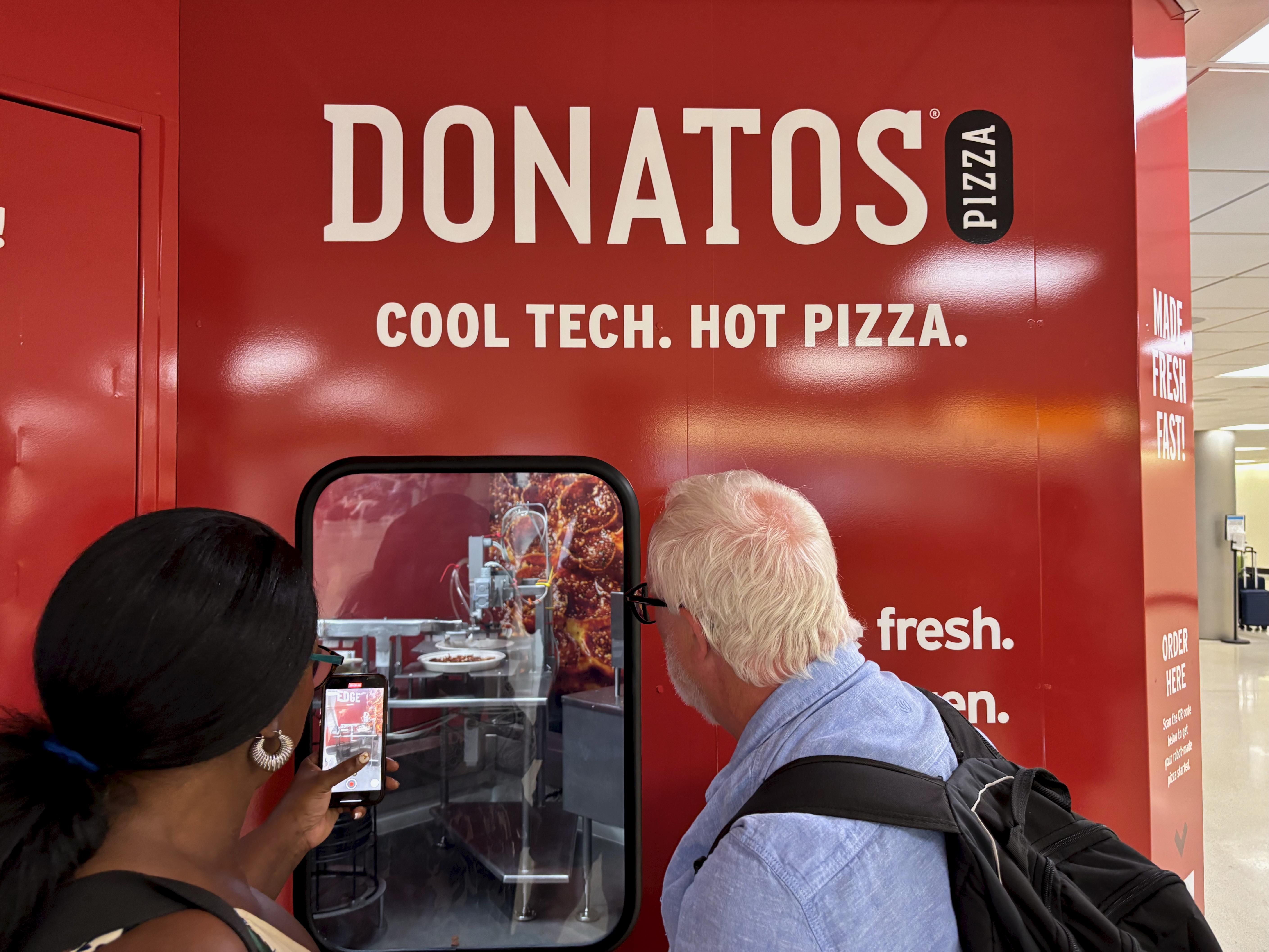 We tried the Donatos robot pizza at the Columbus airport - Axios Columbus