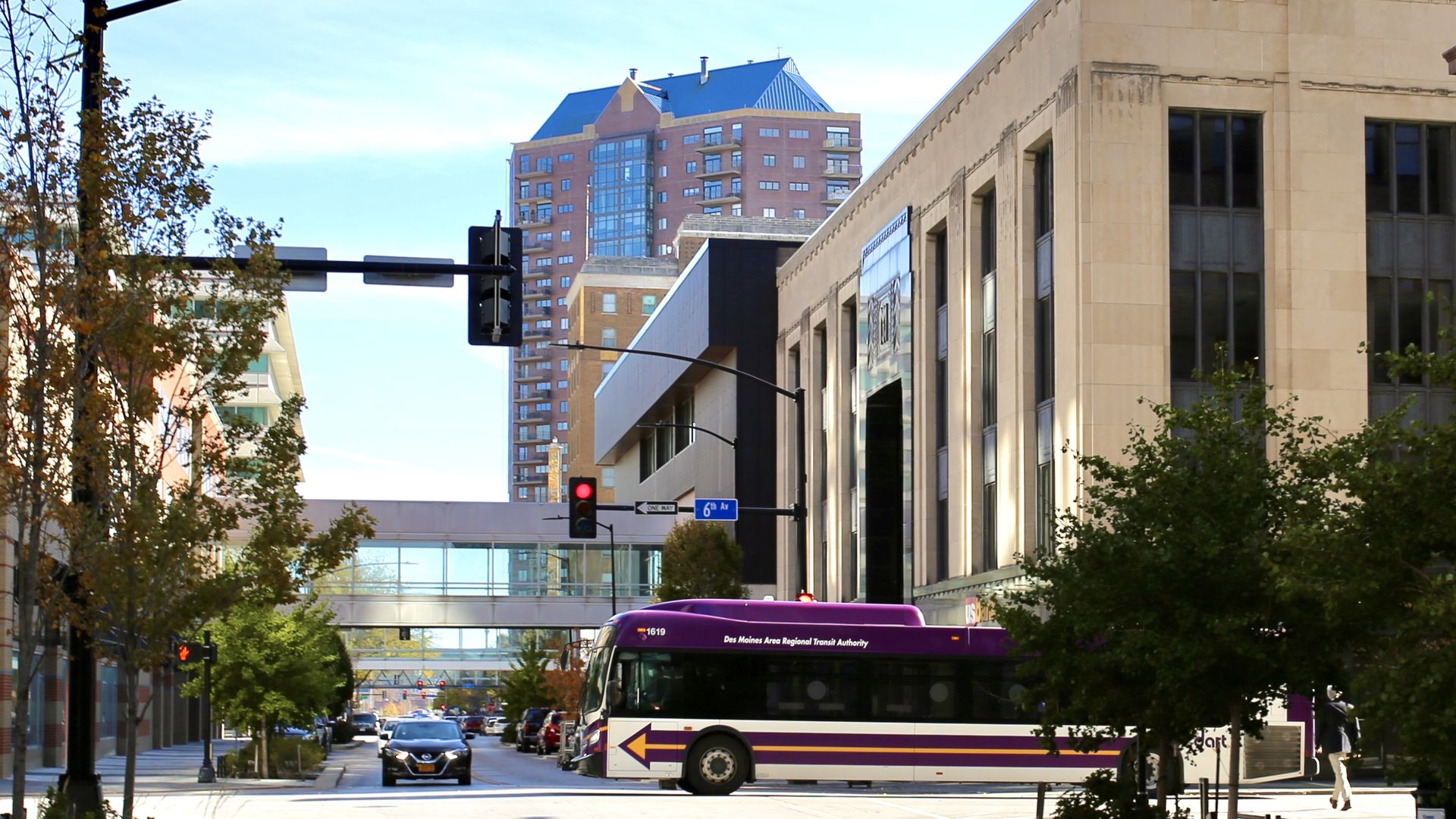 City street with a purple and white Des Moines Area Regional Transit ...