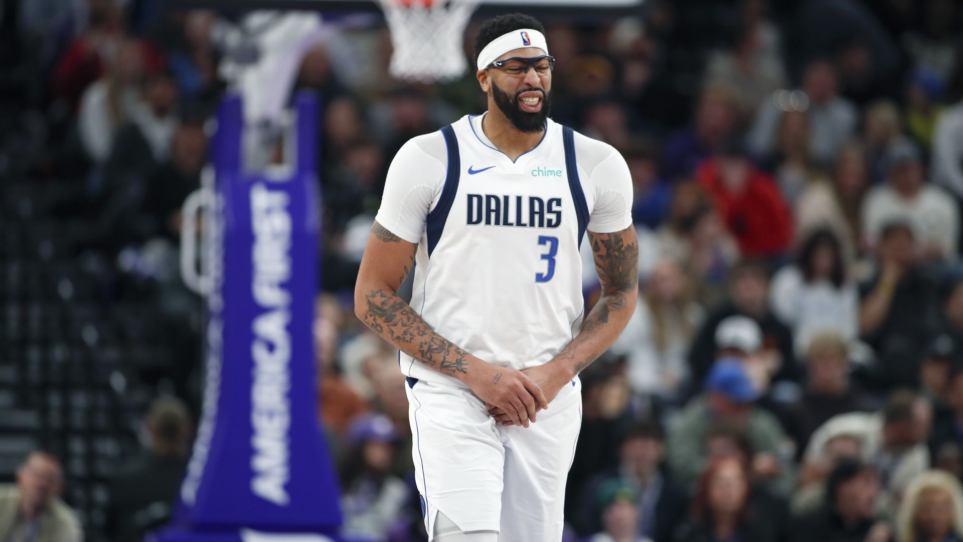 Anthony Davis rejects report on hand injury - Axios Dallas