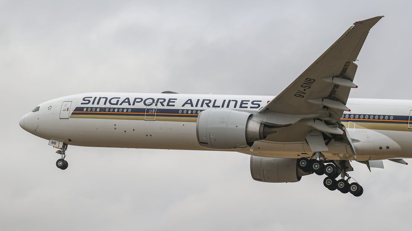 1 dead, 71 injured after Singapore Airlines flight hits severe turbulence