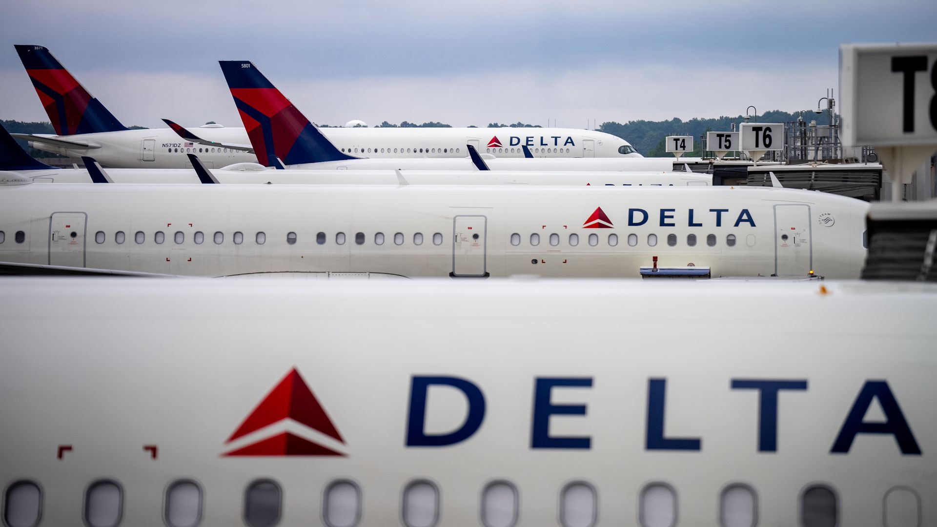 Two Delta planes collide while taxiing at Atlanta airport