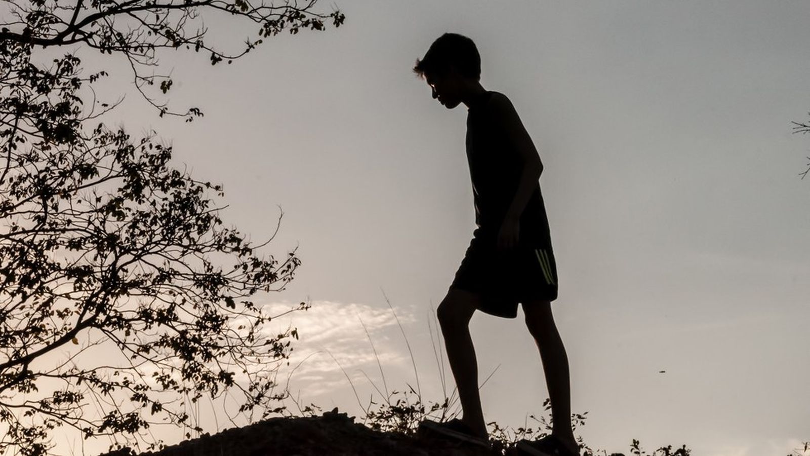 When walking, the brain leads the body by one step