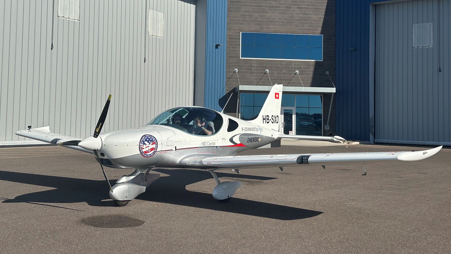 Electric plane lands in Mesa showcasing tech - Axios Phoenix