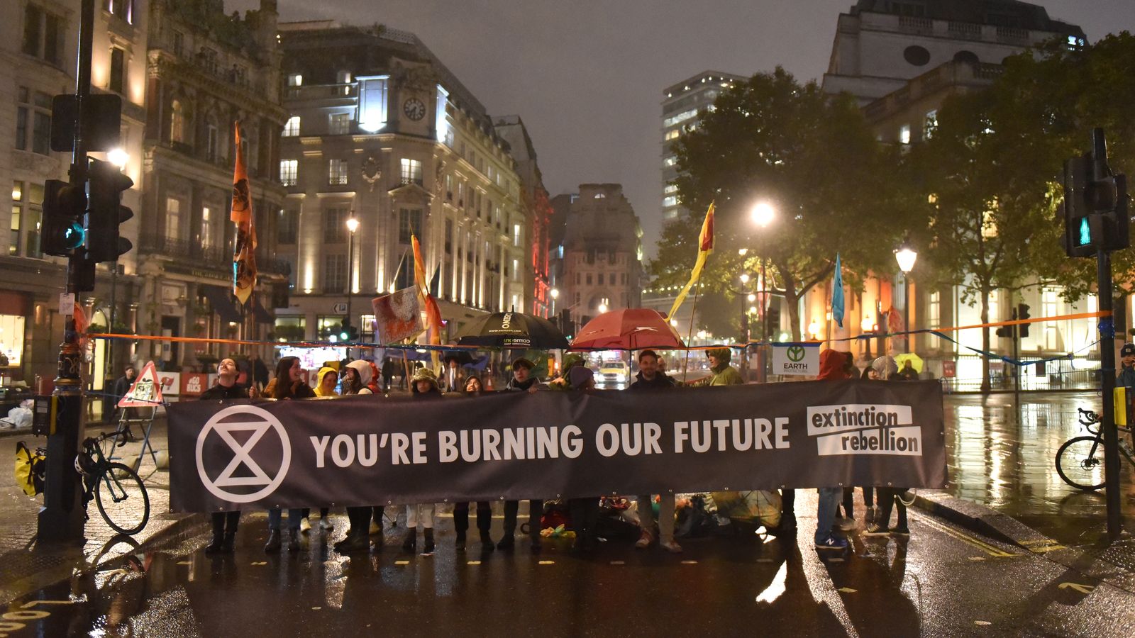"Extinction Rebellion" climate activists block roads in major cities ...