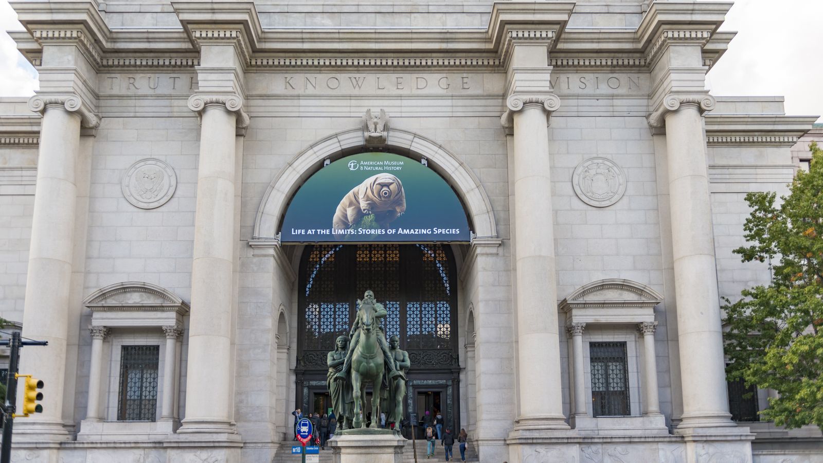 American Museum of Natural History to close two Native American exhibit ...