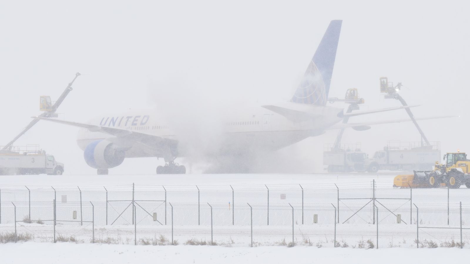 U.S. hit by "dangerously cold" temperatures as Arctic blast spreads