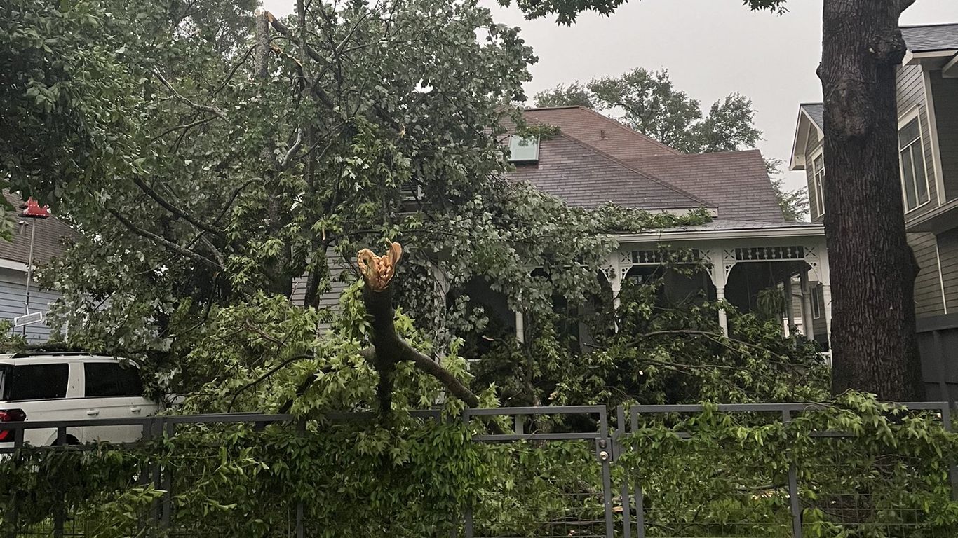 Houston storms kill 4: Texas, Louisiana face outages, flood threat Houston storms kill 4: Texas, Louisiana face outages, flood threat