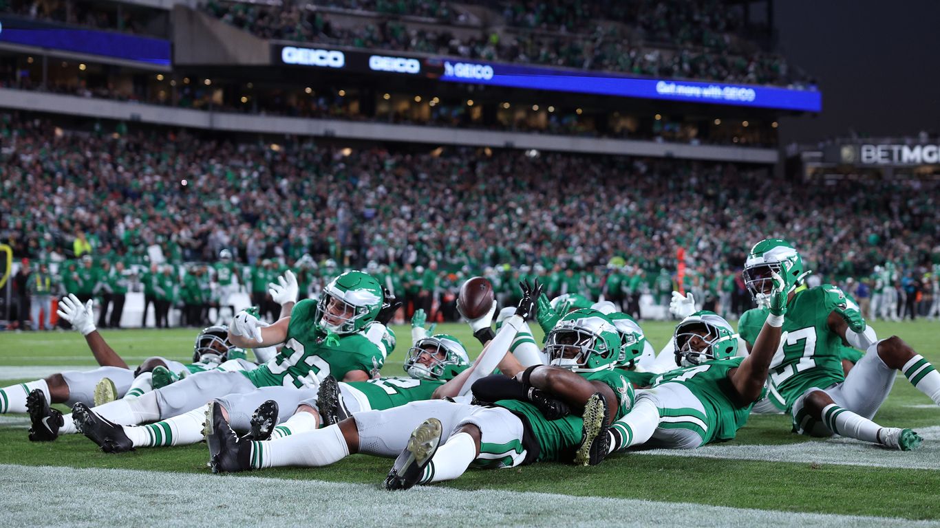 Stat du jour: Kelly makes the green - Axios Philadelphia