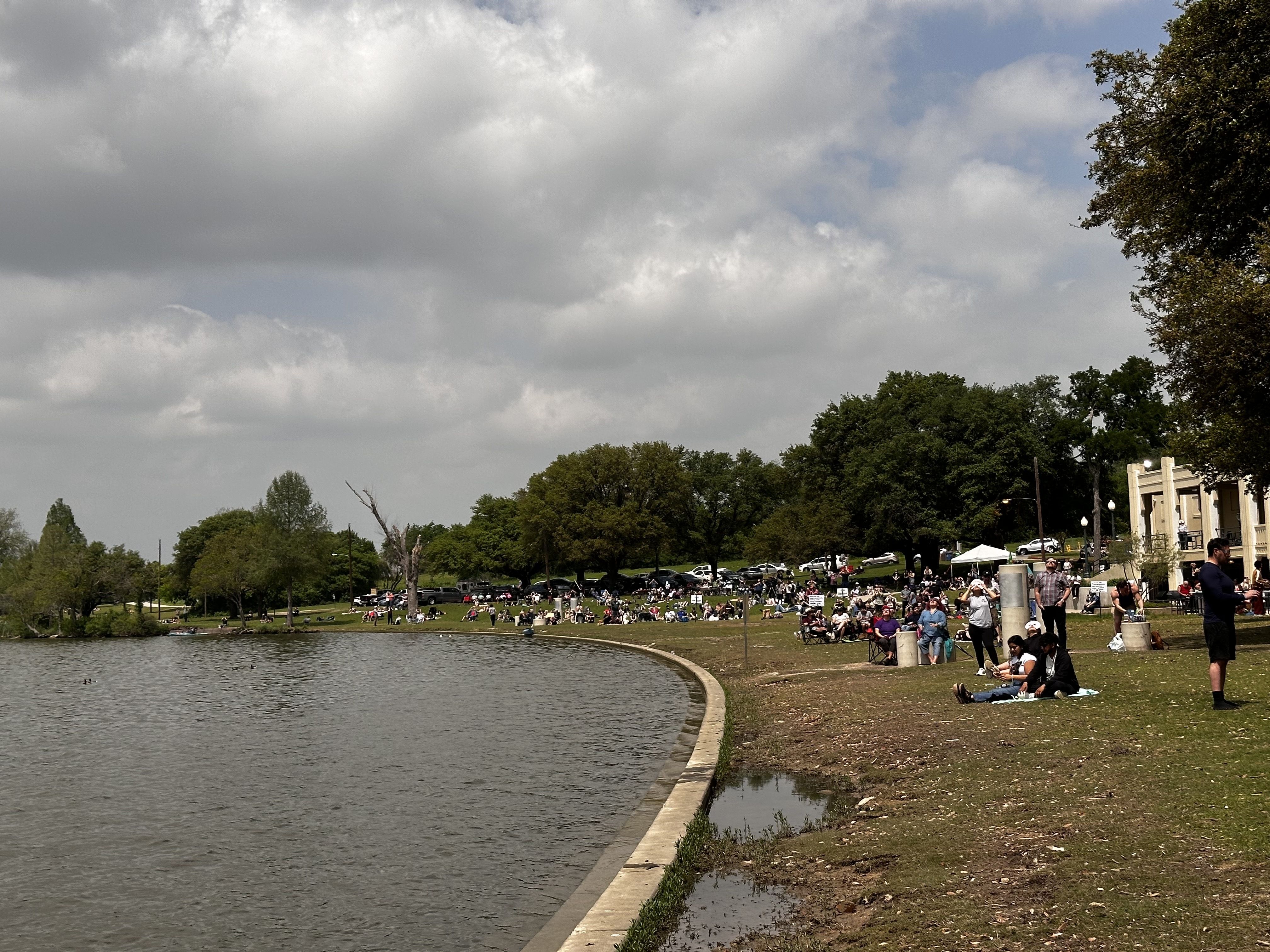 What the total solar eclipse looked like across Texas - Axios Austin