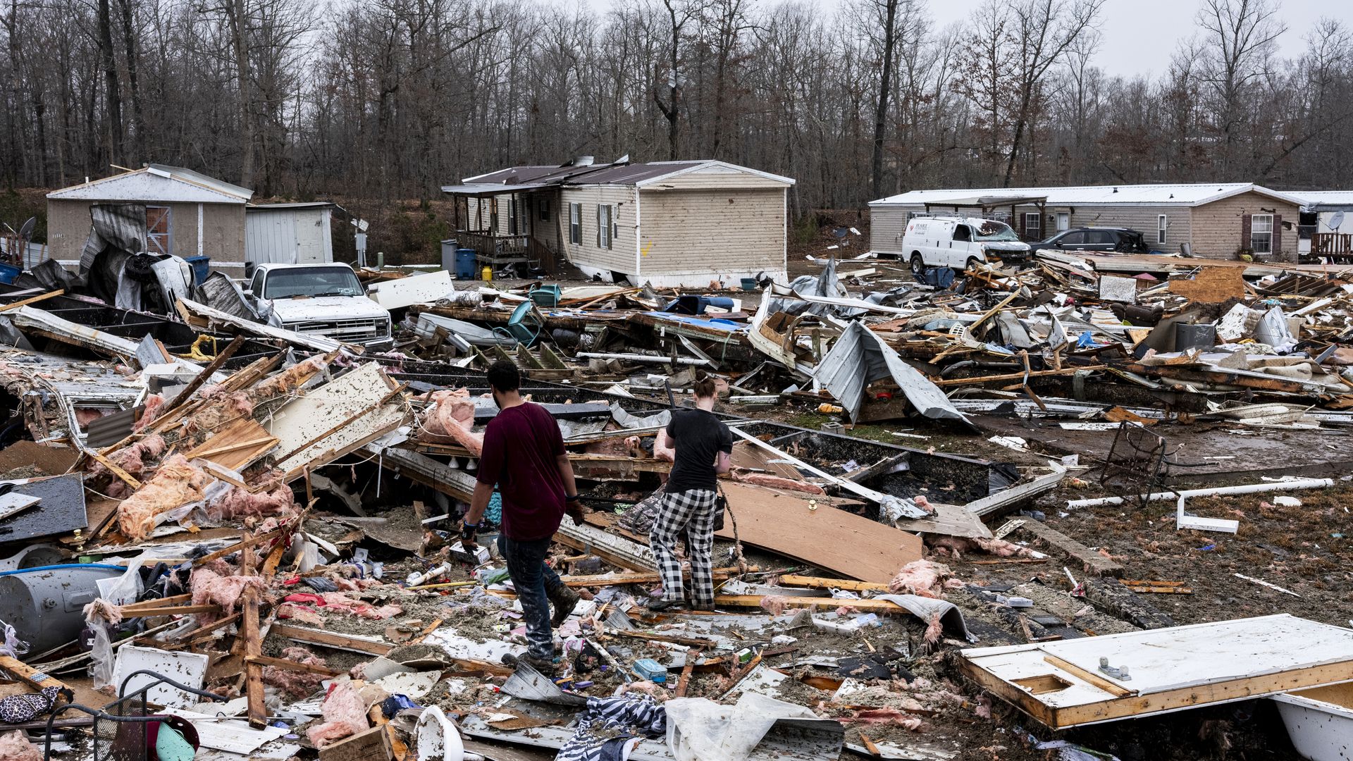 Tornadoes, fires, dust storms leave 40 dead in US