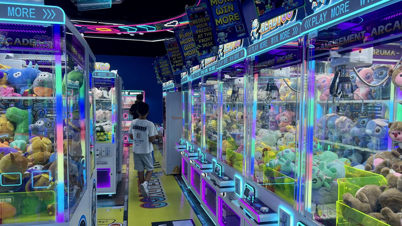 What it's like to play at Houston's claw machine arcades - Axios Houston
