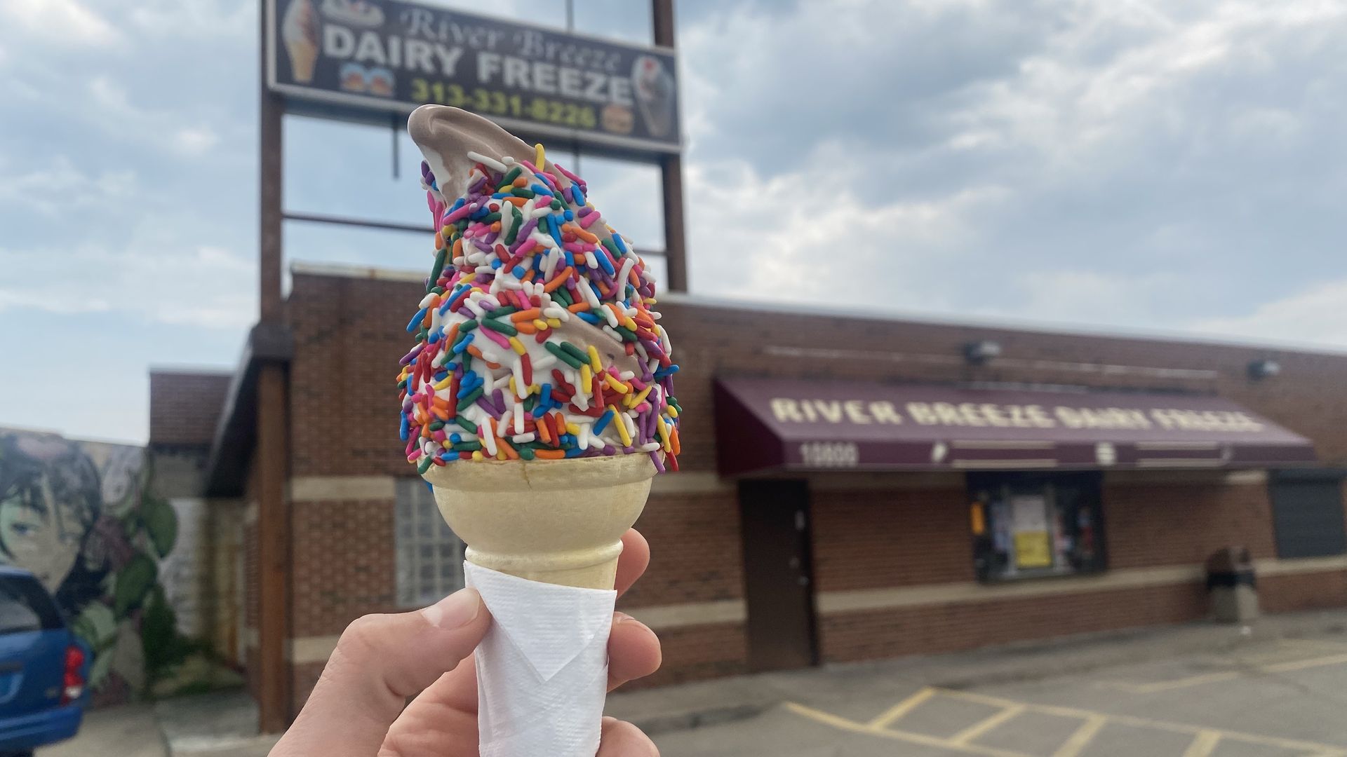 River Breeze Dairy Freeze in Detroit has all the favorites - Axios Detroit