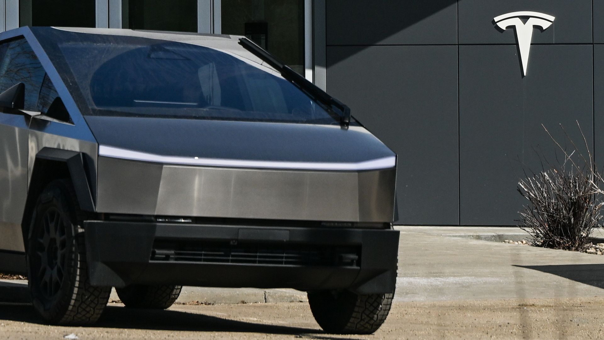 Houston-area family sues Tesla over deadly Cybertruck inferno - Axios ...