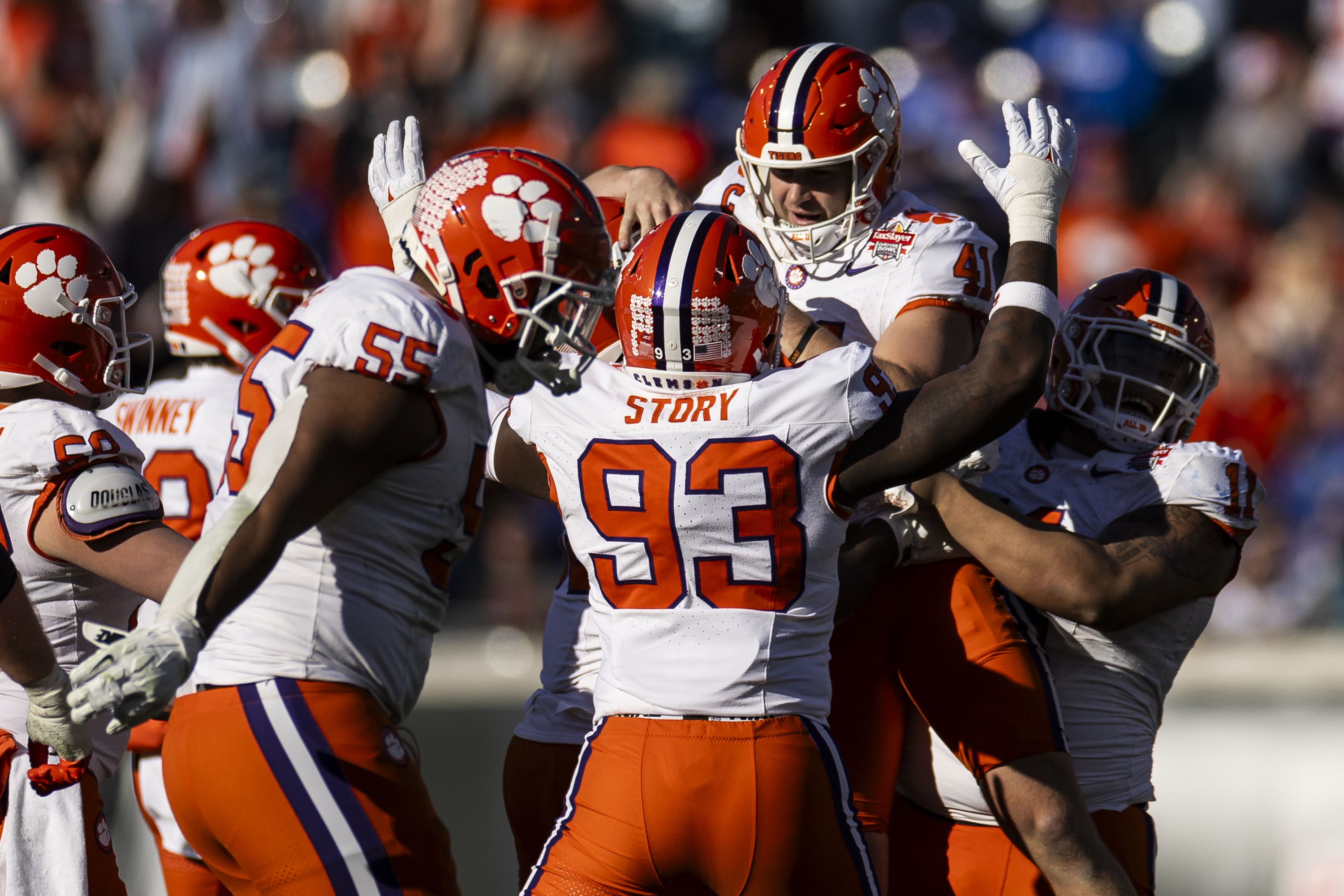 Where to watch college football in Charlotte - Axios Charlotte